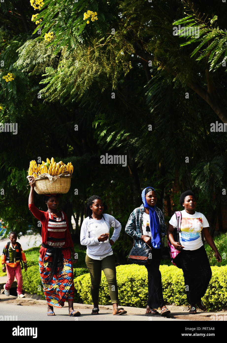 Femme porter une charge lourde Banque de photographies et d’images à ...