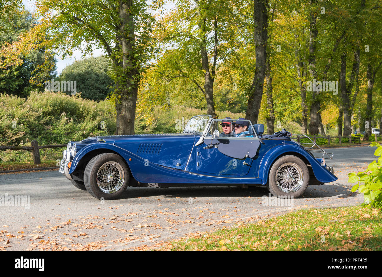 Morgan Plus 4, un convertible bleu voiture à toit ouvert avec 2 ...