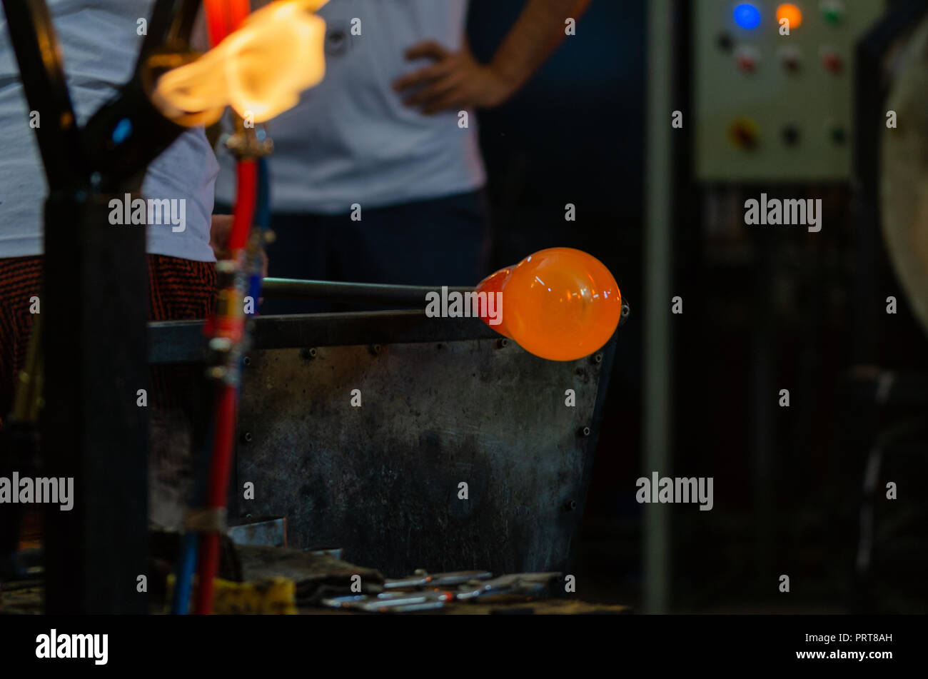 Travail du verre en fusion Banque de photographies et d’images à haute ...
