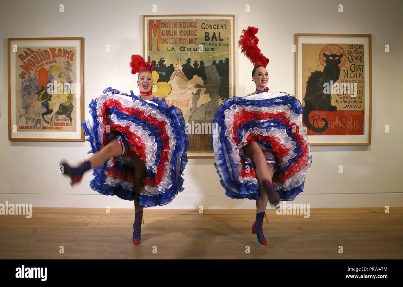 Mathilde Tutiaux (à gauche) et Lucy Monaghan, pouvez-danseurs du Moulin Rouge à Paris, effectuer ...