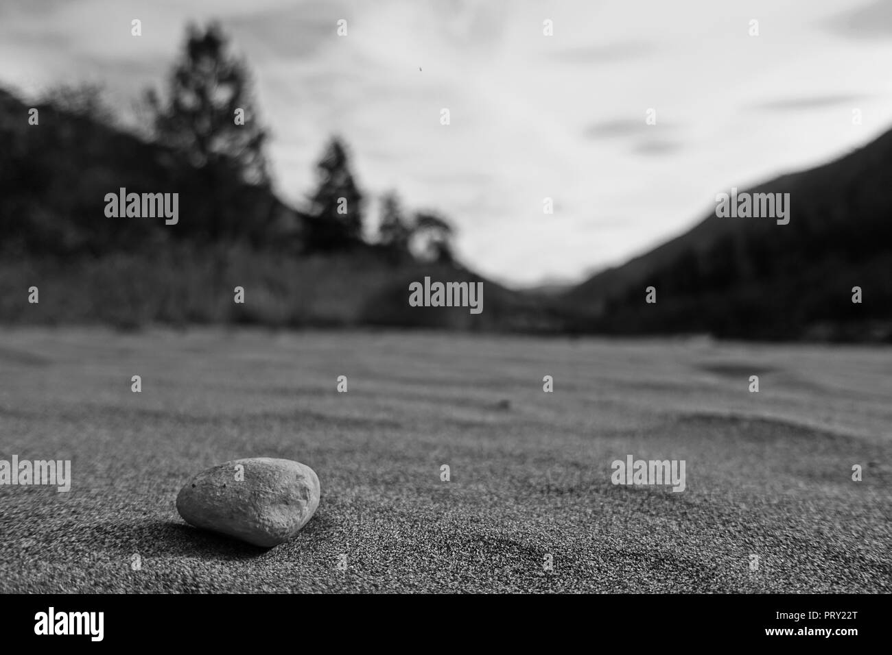 Une séance de lone rock intacts sur une plage du côté du fleuve, au ...