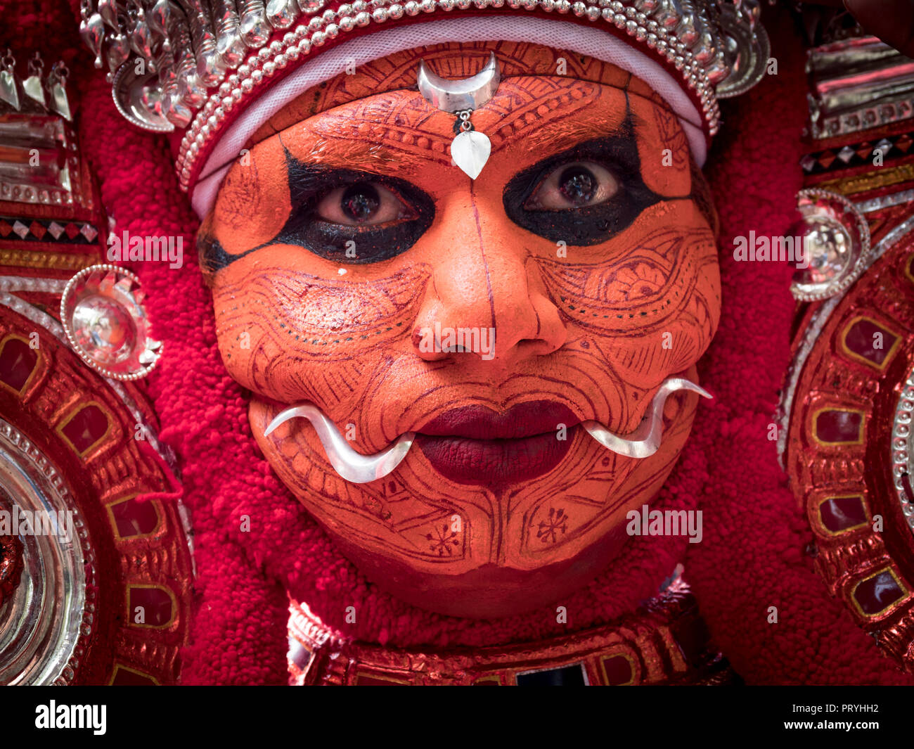 Theyyam costume Banque de photographies et d’images à haute résolution ...