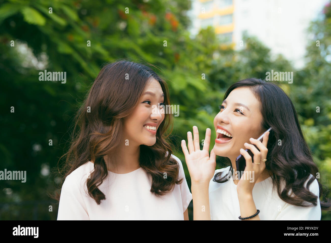 Deux personnes en train de socialiser Banque de photographies et d ...