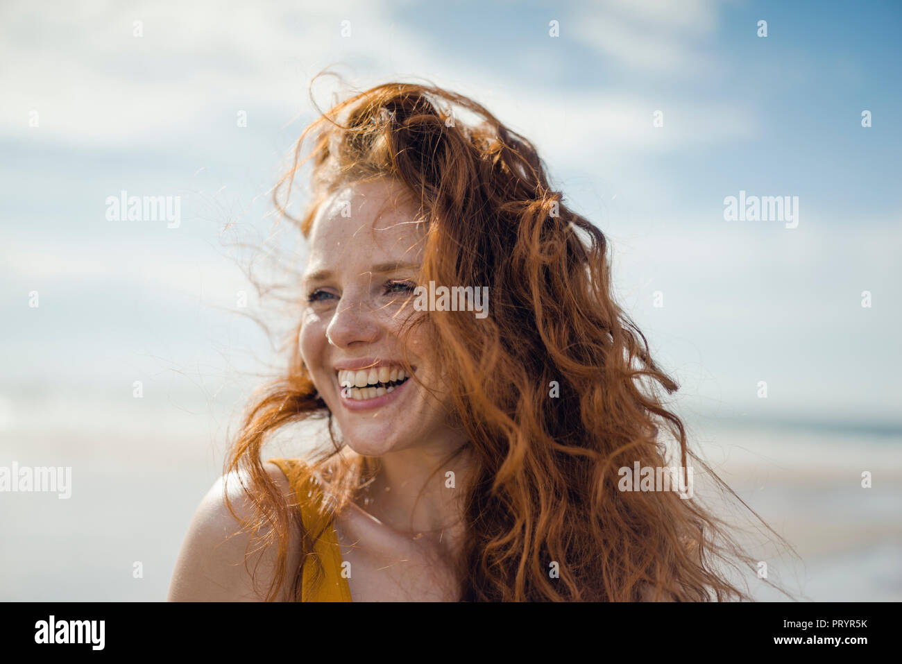 Portrait femme rousse plage Banque de photographies et d’images à haute ...