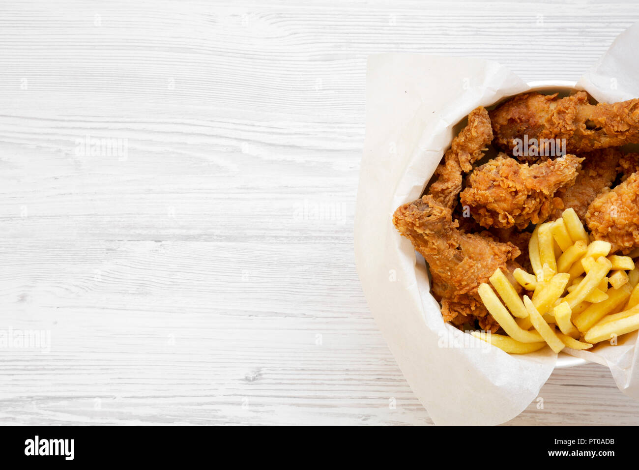 Fast food : Poulet frit pilons, ailes épicées, frites et tendre de ...