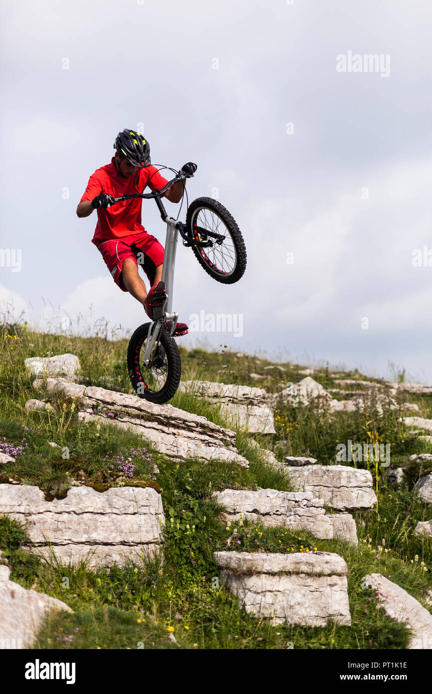 Man on bike acrobatic cycling Banque de photographies et d’images à ...