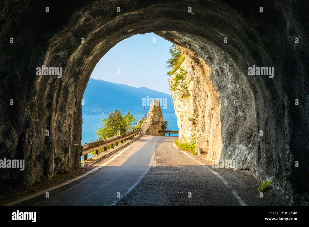 Route ss45 pittoresque du côté ouest du lac de garde Banque de ...
