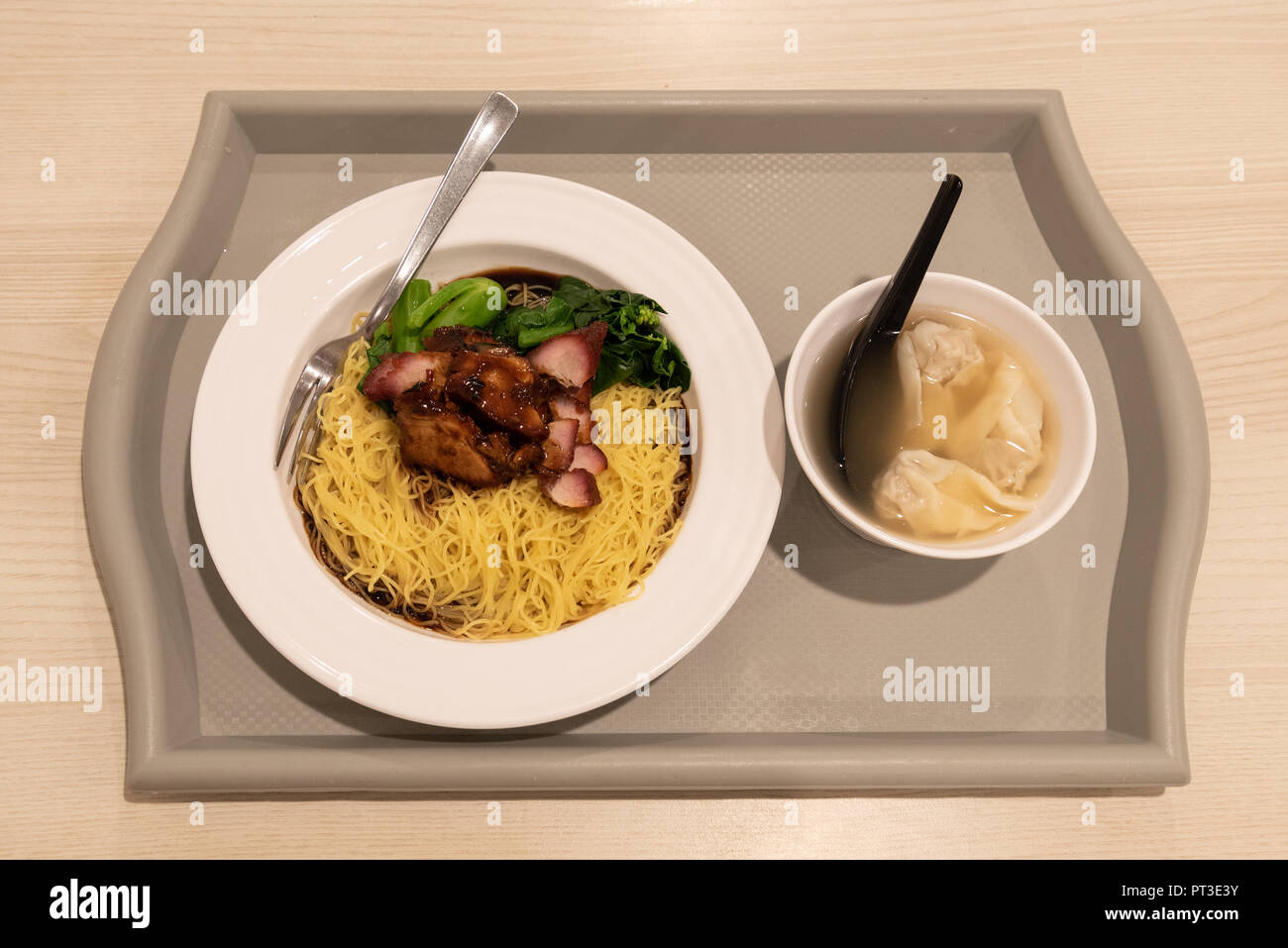 Les nouilles wanton « Dry » à Singapour se composent d'une assiette de ...