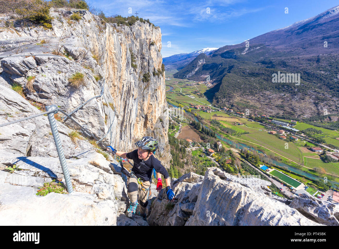 Jeune alpiniste sur la via ferrata colodri Banque de photographies et d ...