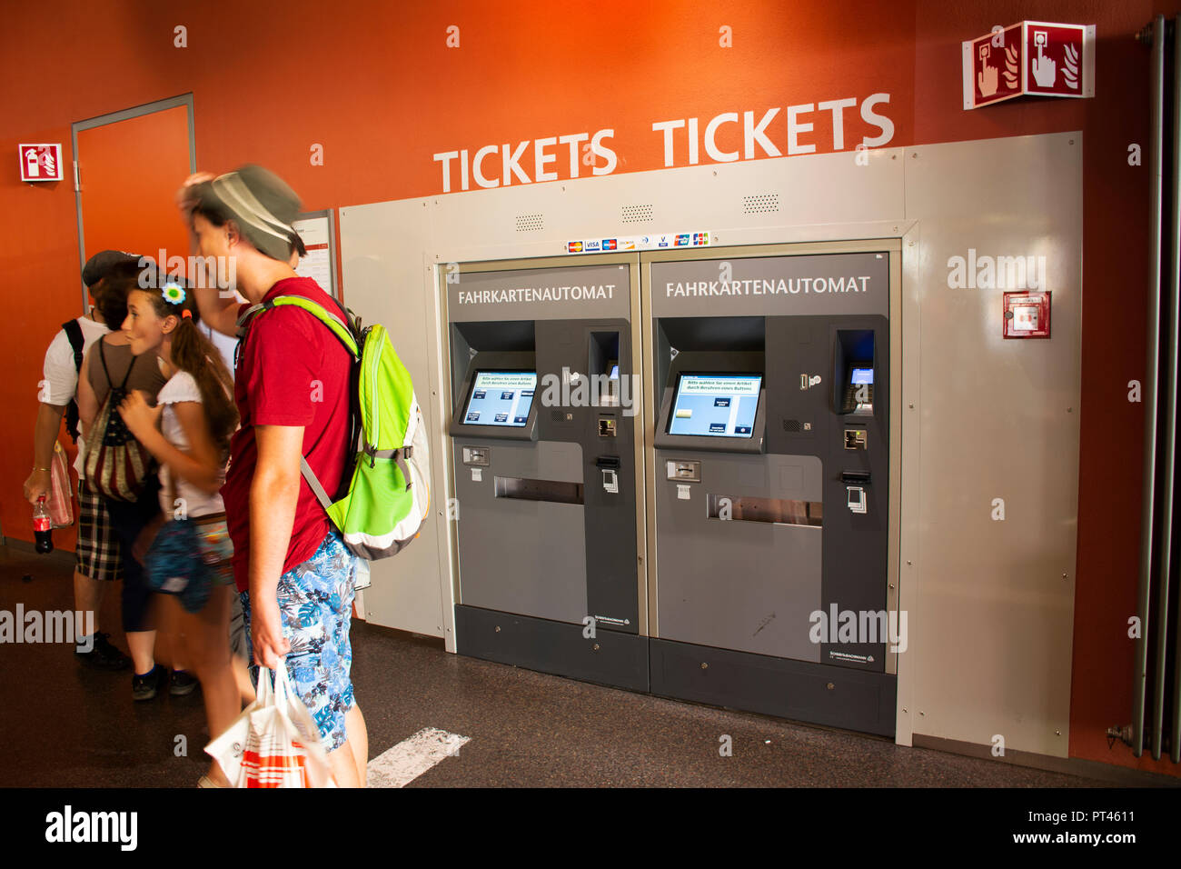 Tram ticket vending machine Banque de photographies et d’images à haute ...