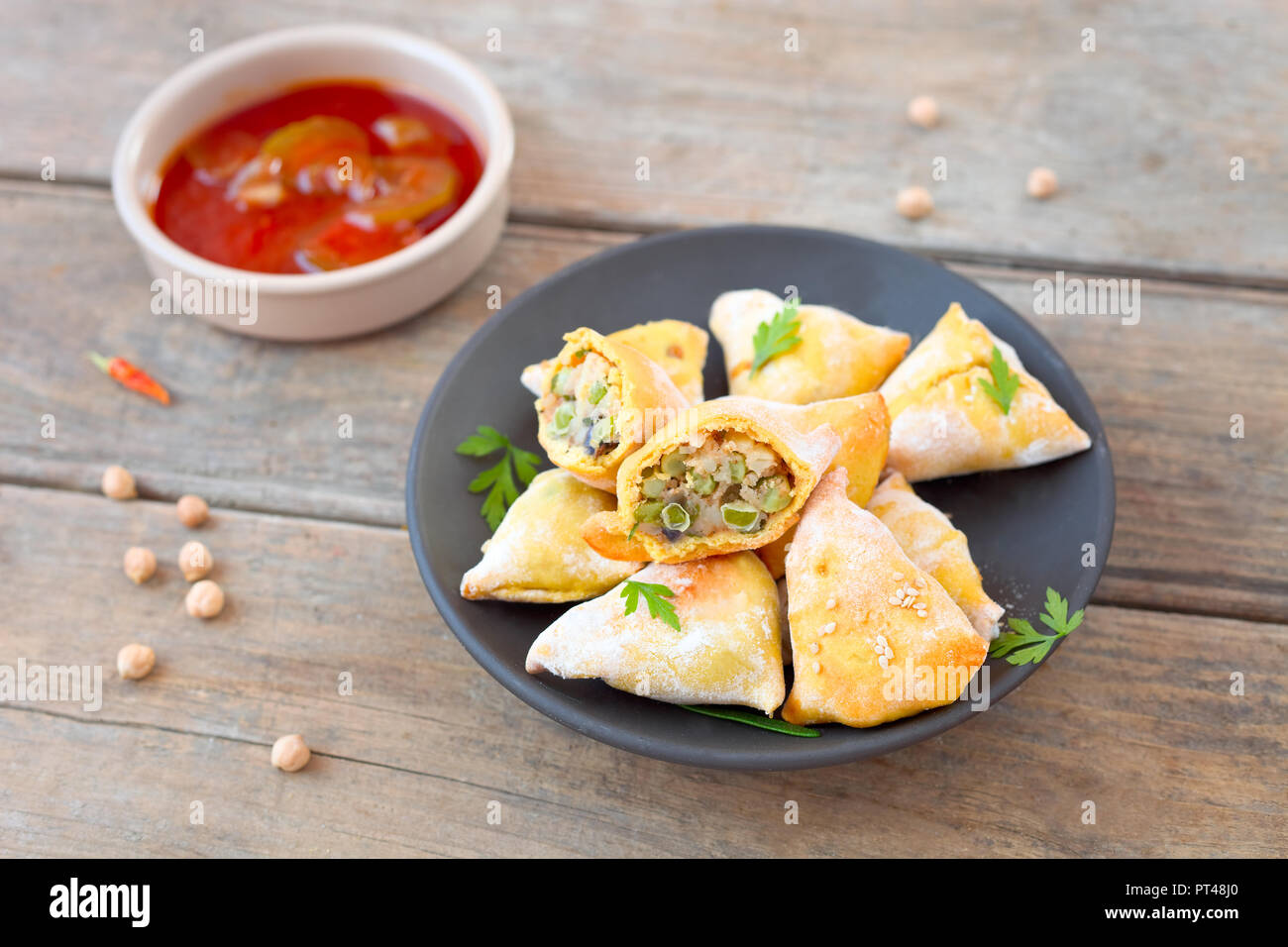 Indian samosas Banque de photographies et d’images à haute résolution ...