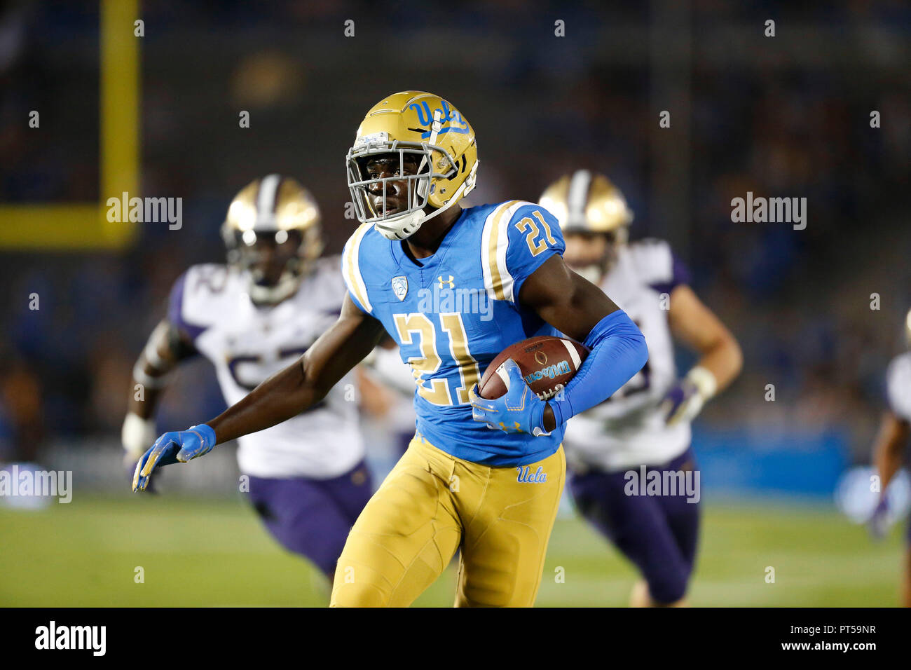 06 octobre 2018, le receveur UCLA Bruins Michael Ezeike # 21 porte le ...