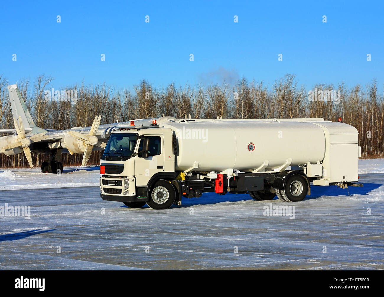 Camion militaire équipé d'une citerne pour le transport et la ...