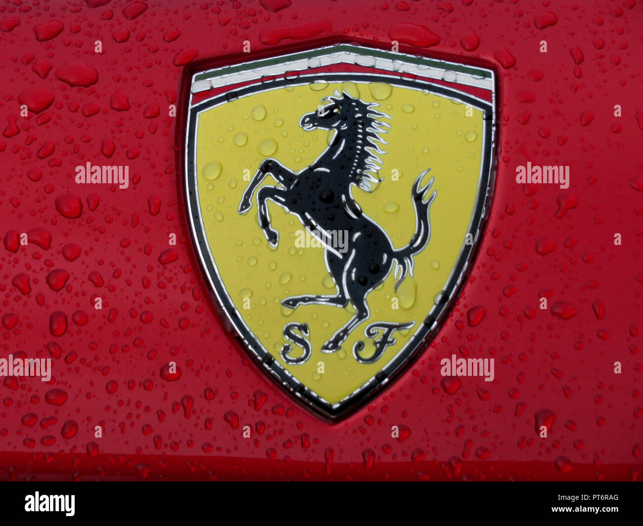 Insigne de ferrari rouge cheval cabré Banque de photographies et d ...