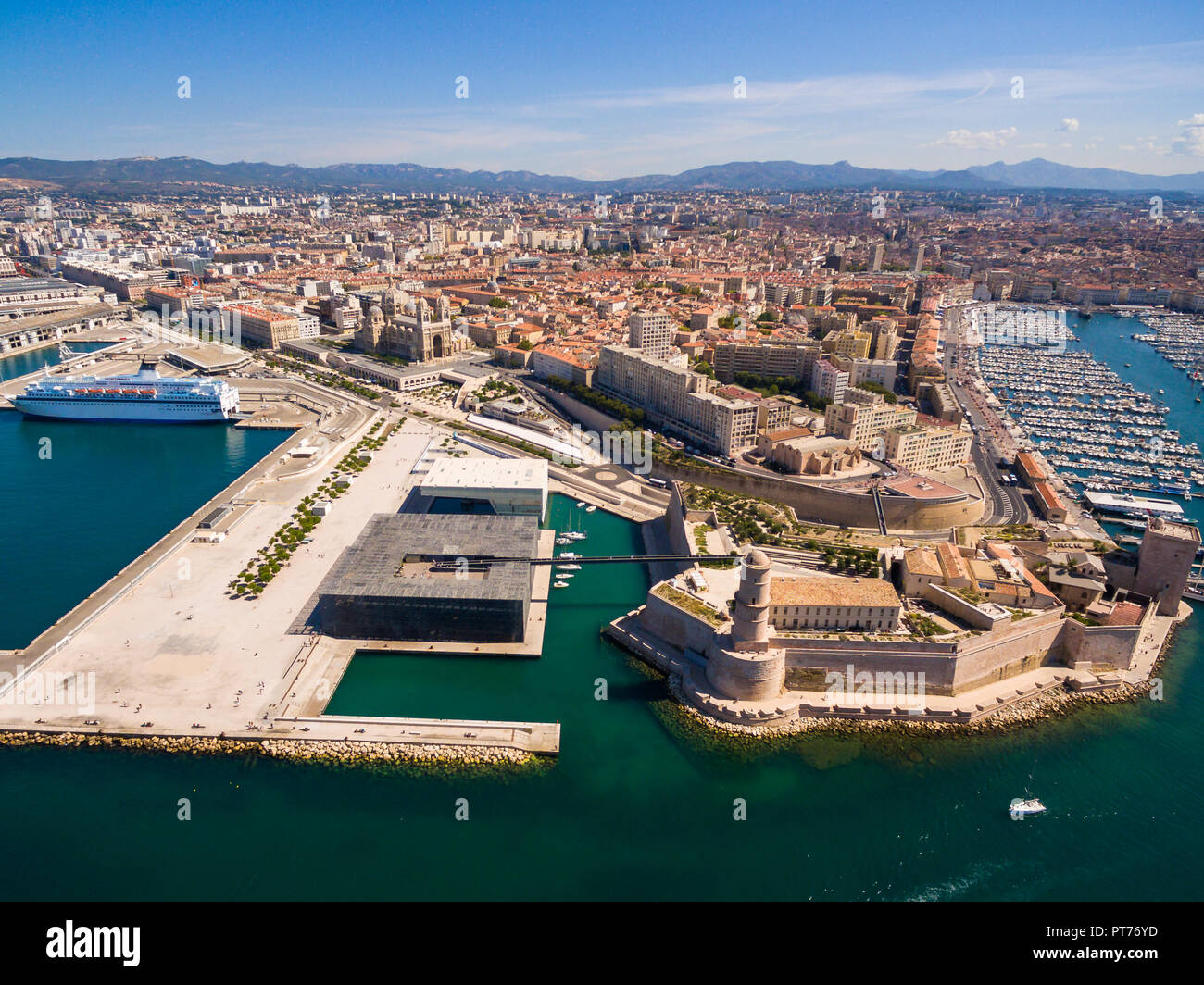 Vue aérienne de Marseille - Vieux Port, Château Saint Jean, et mucem dans sud de la France Photo ...