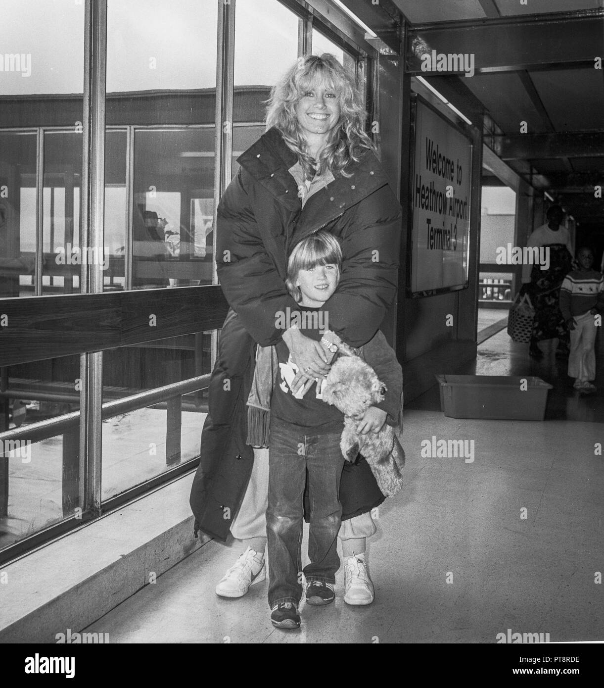 Chanteuse, actrice Olivia Newton John arrivant à l'aéroport d'Heathrow ...