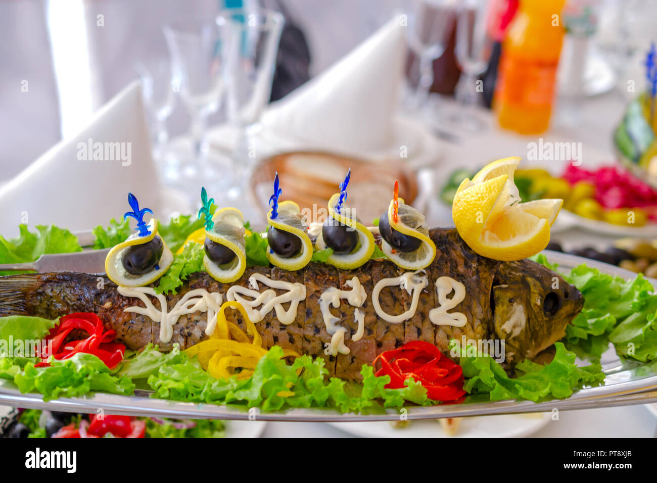 Poisson entier naturalisé sur un plat rectangulaire, décoré avec du ...