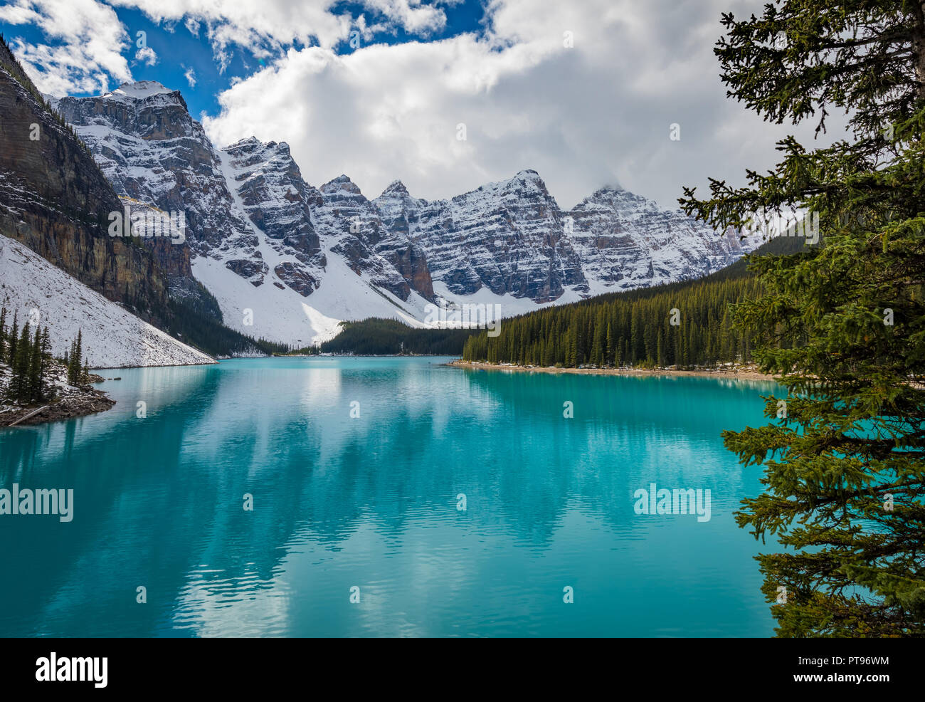 Le lac Moraine est un lac d'origine glaciaire dans le parc national de Banff, à 14 kilomètres (8 ...