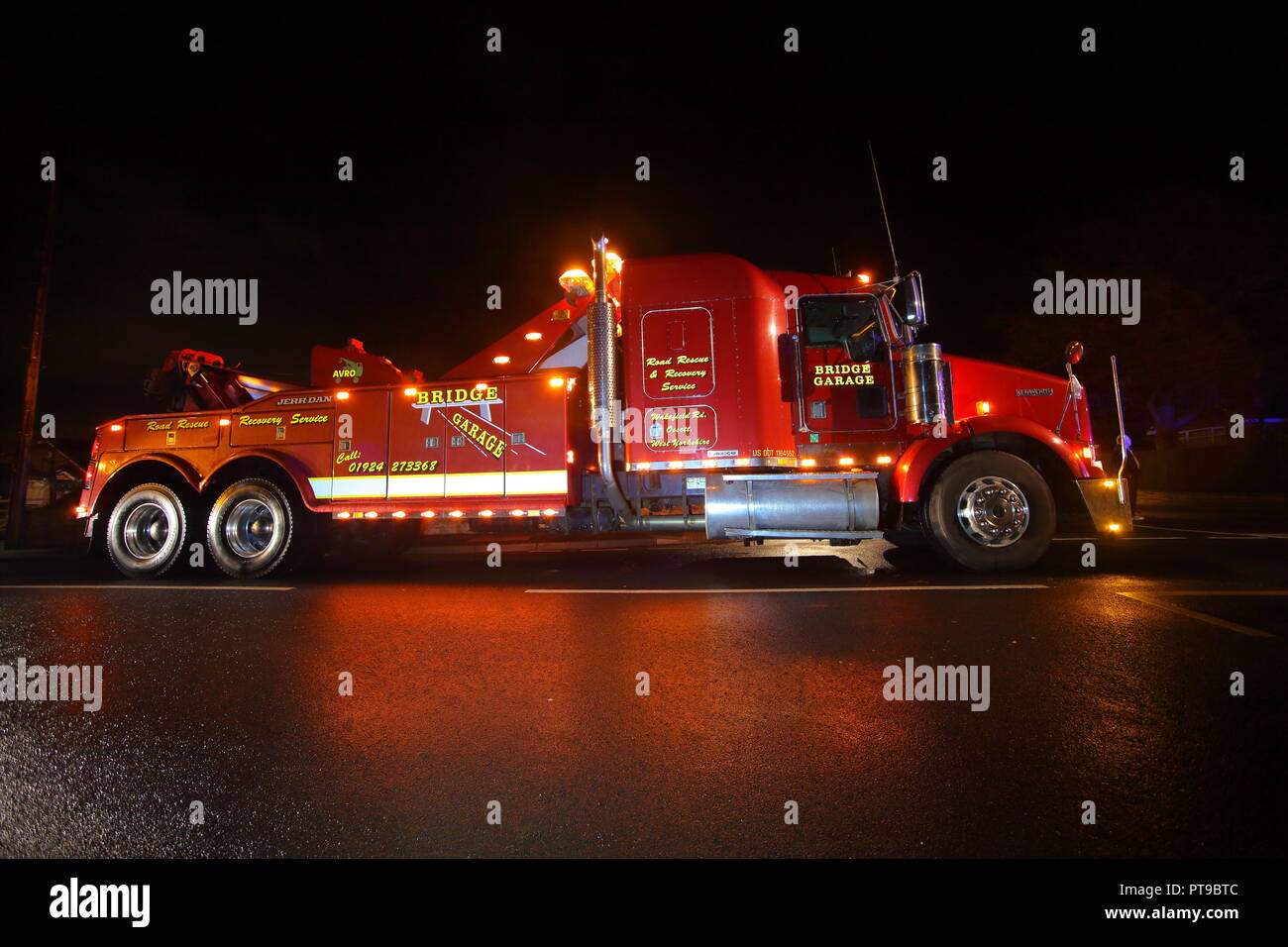 Un camion arrive à récupération Kenworth les lieux d'un accident , où ...