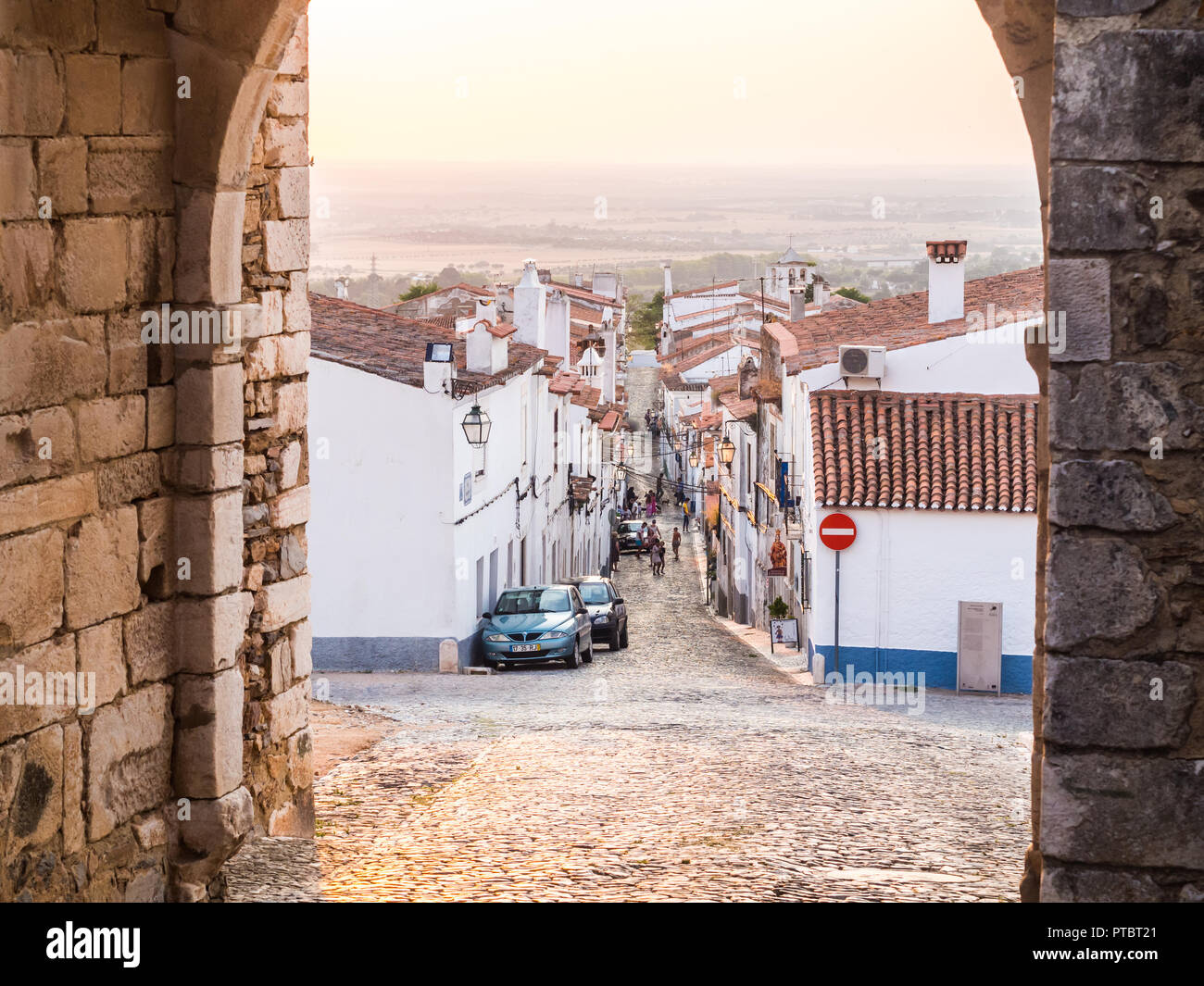 Estremoz, Portugal - 22 août 2018 : La rue Direita à Estremoz, Evora ...