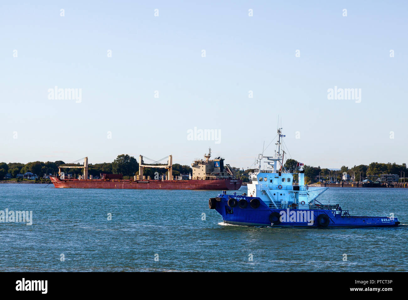 Port de Sorel à l'extérieur des navires sur le fleuve Saint-Laurent ...