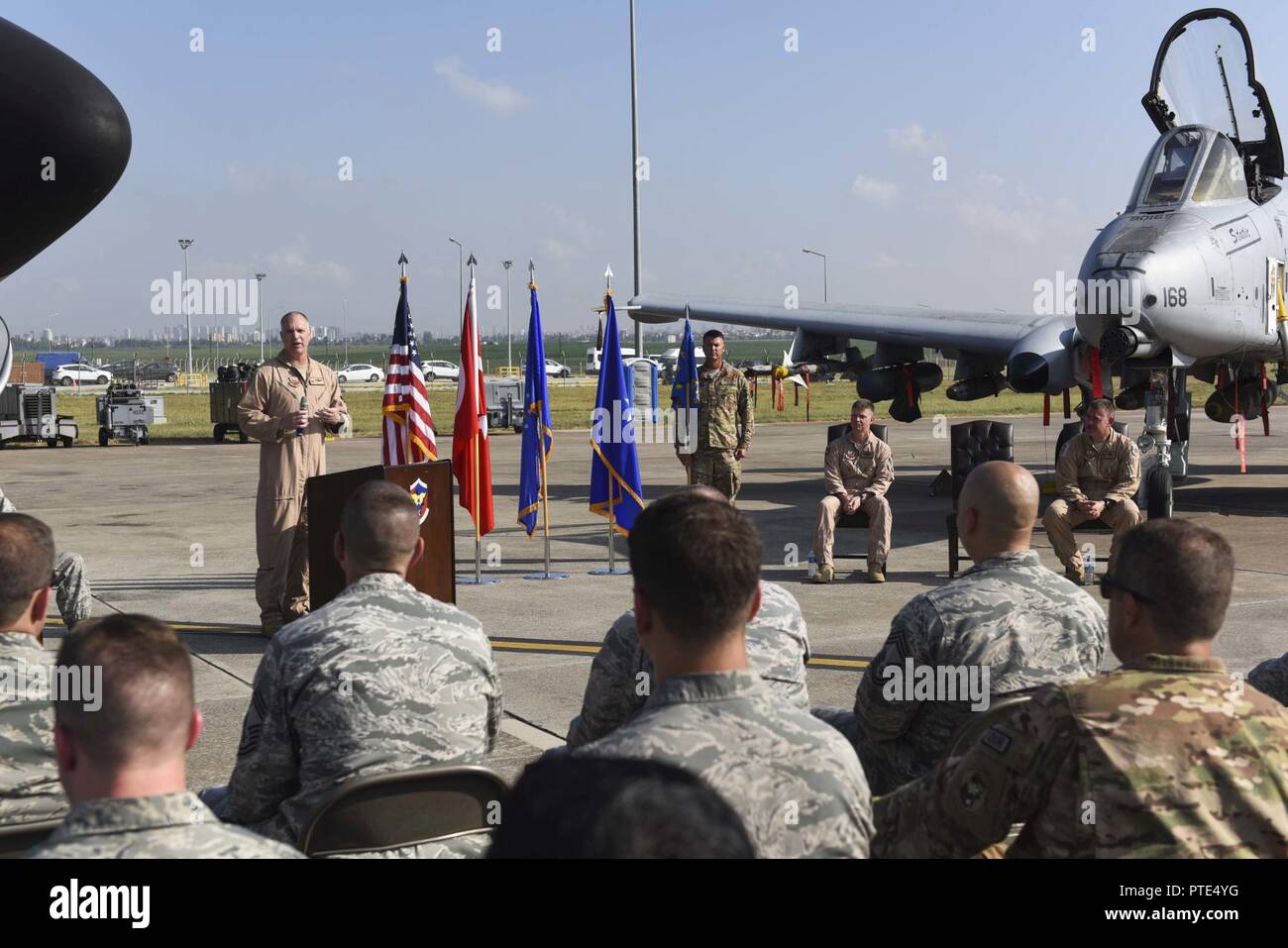 U.S. Air Force Le Colonel Scott Hoffman, 447e groupe expéditionnaire ...