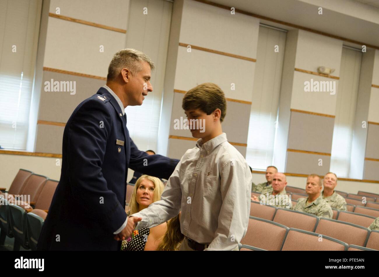 U.S. Air Force le Colonel Perry c. Panos présente sa famille avec des ...