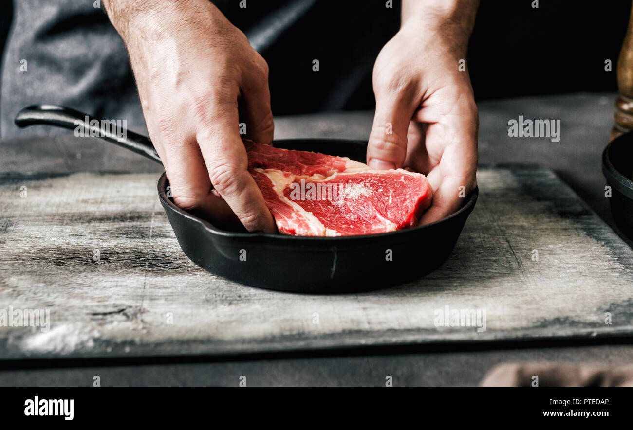 Cuisson du steak de boeuf Banque de photographies et d’images à haute ...