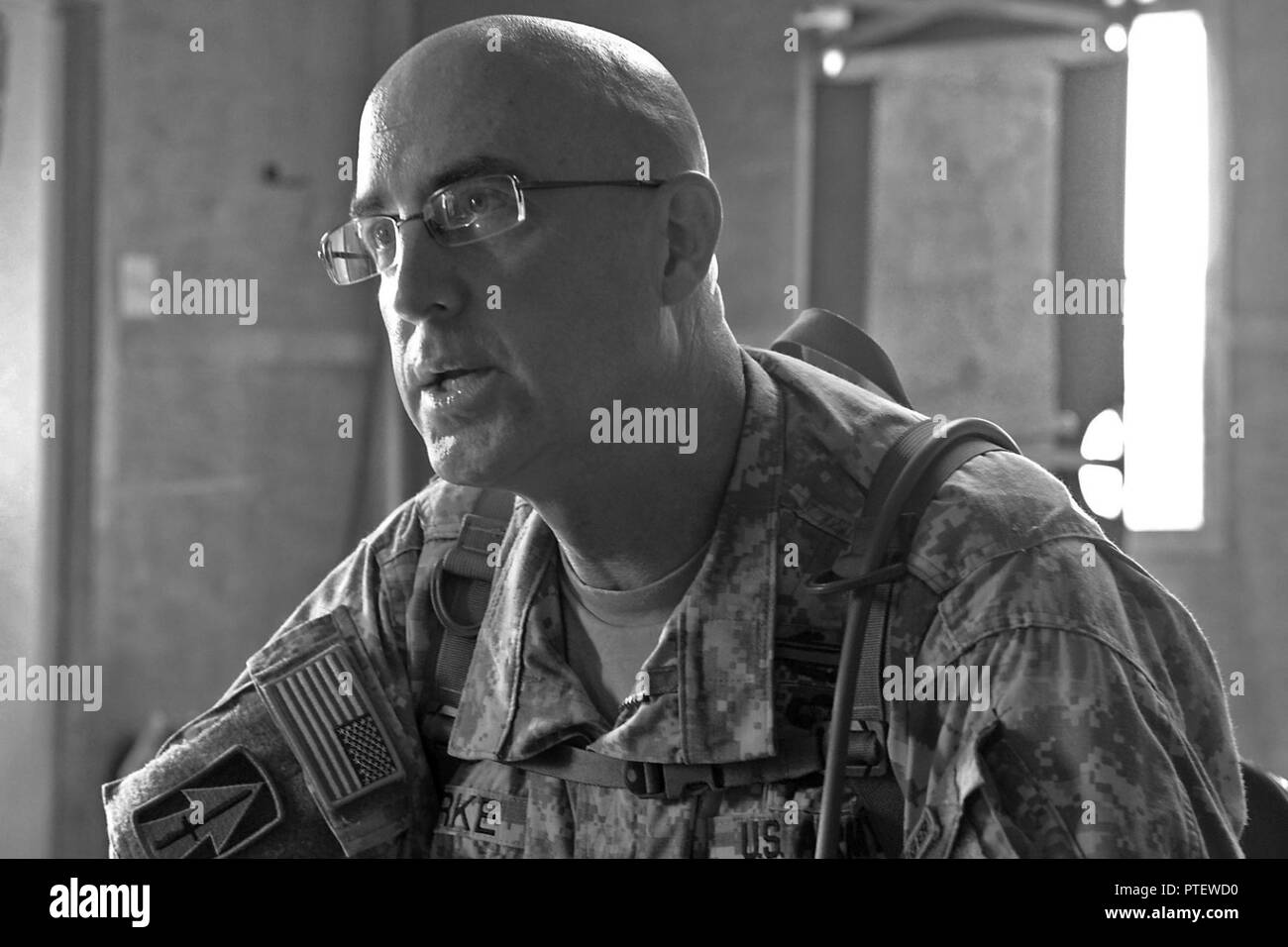 Le Colonel Robert D. Burke, commandant de la 76ème Infantry Brigade ...