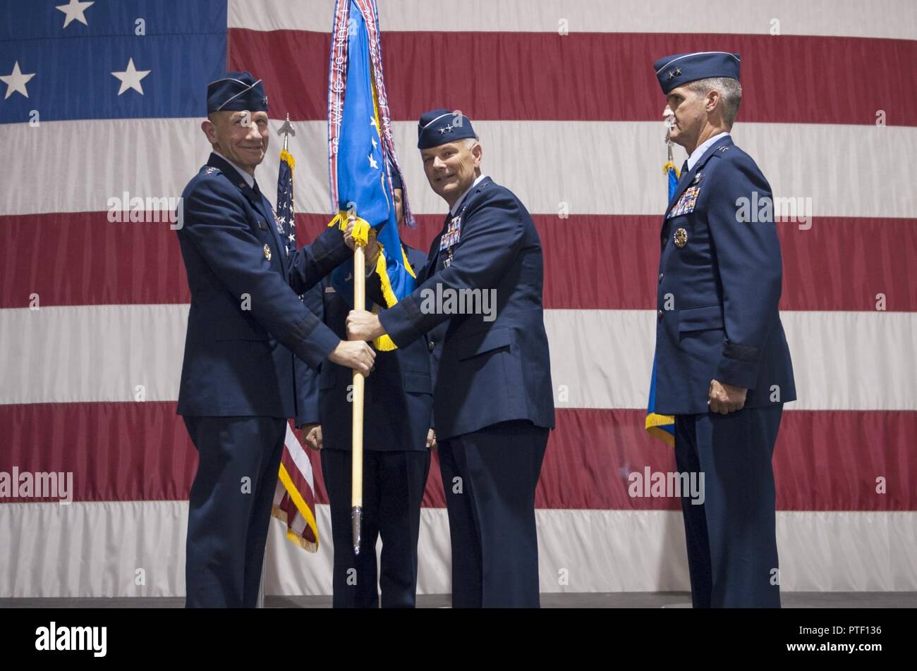 Le général Mike Holmes, commandant de l'Air Combat Command, pose avec ...