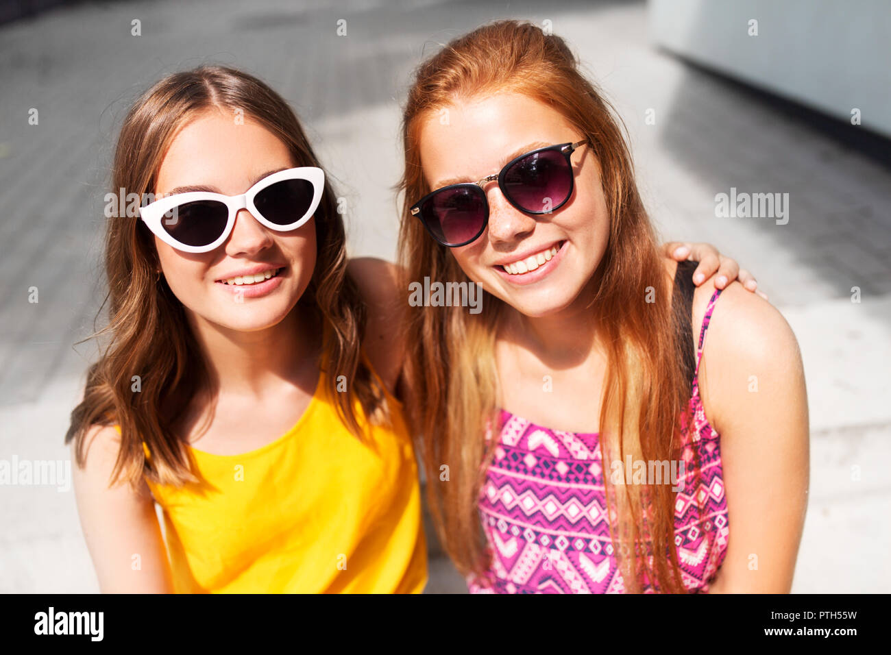 Girls with sunglasses Banque de photographies et d’images à haute résolution - Alamy