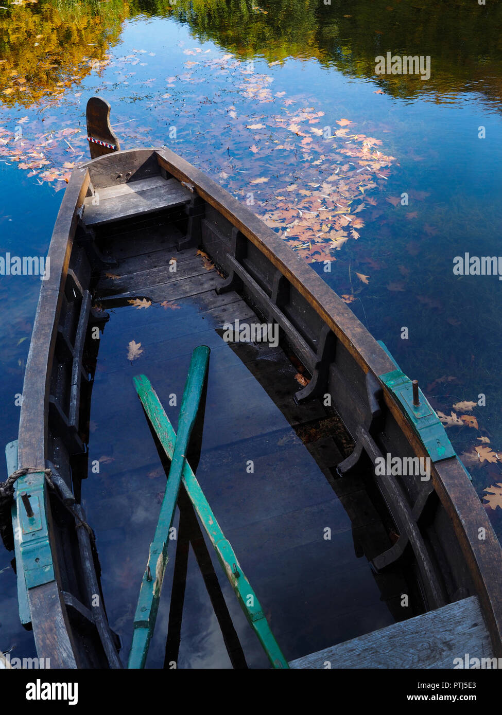 Bateau en bois avec rames Banque de photographies et d’images à haute ...