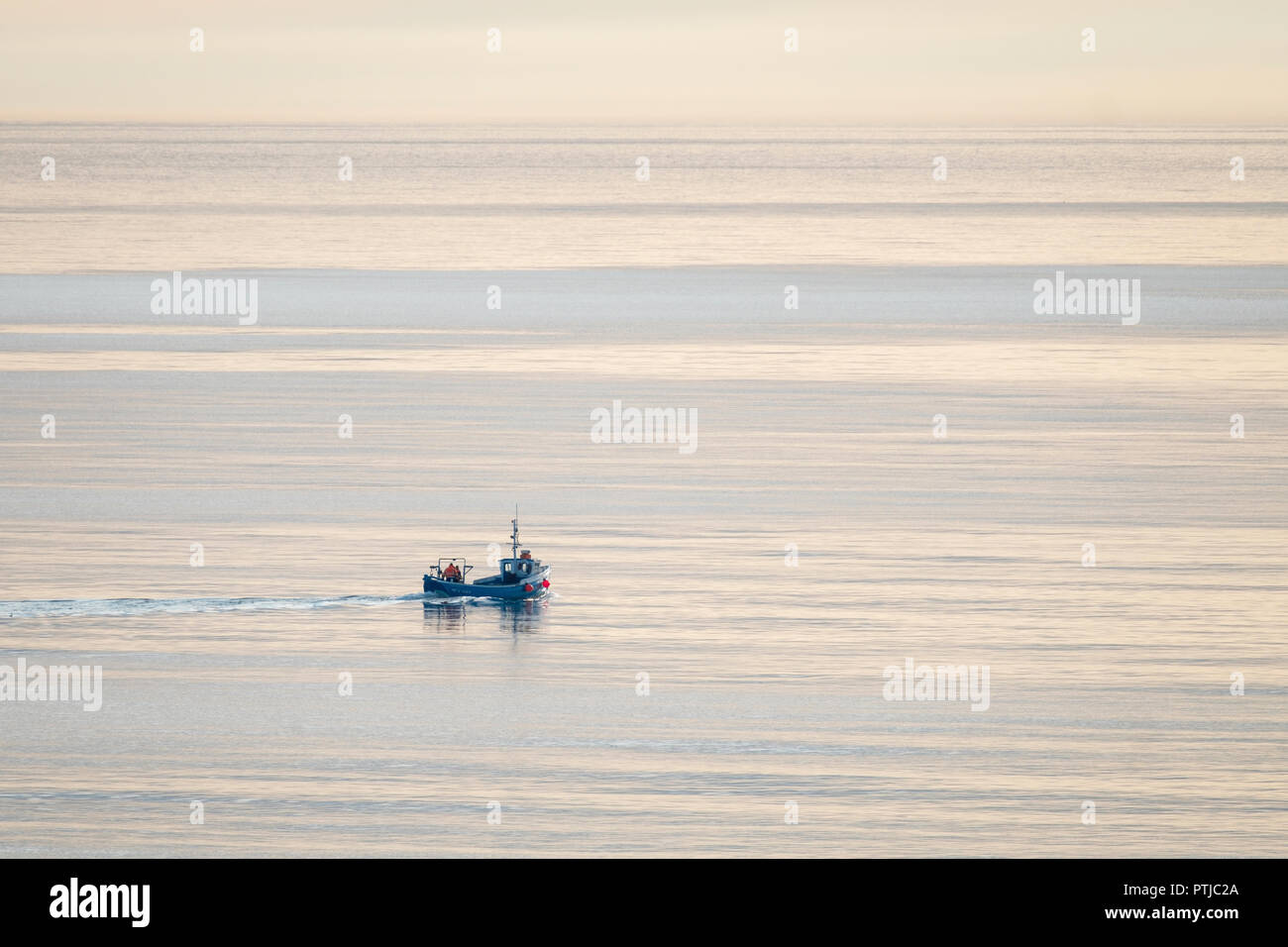 Bateau sur une mer calme Banque de photographies et d’images à haute ...