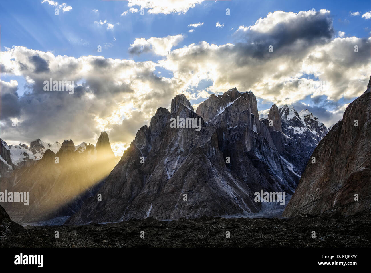 Trango tower pakistan Banque de photographies et d’images à haute ...