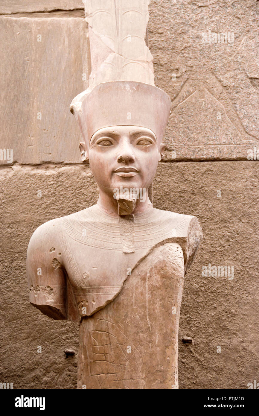 Une statue du dieu égyptien Amon Ra à Karnak Temple, Luxor, Egypte ...