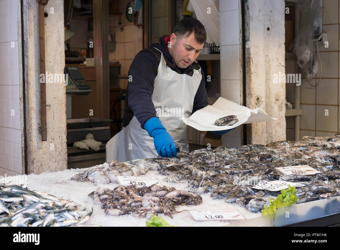 Chez un poissonnier Banque de photographies et d’images à haute ...