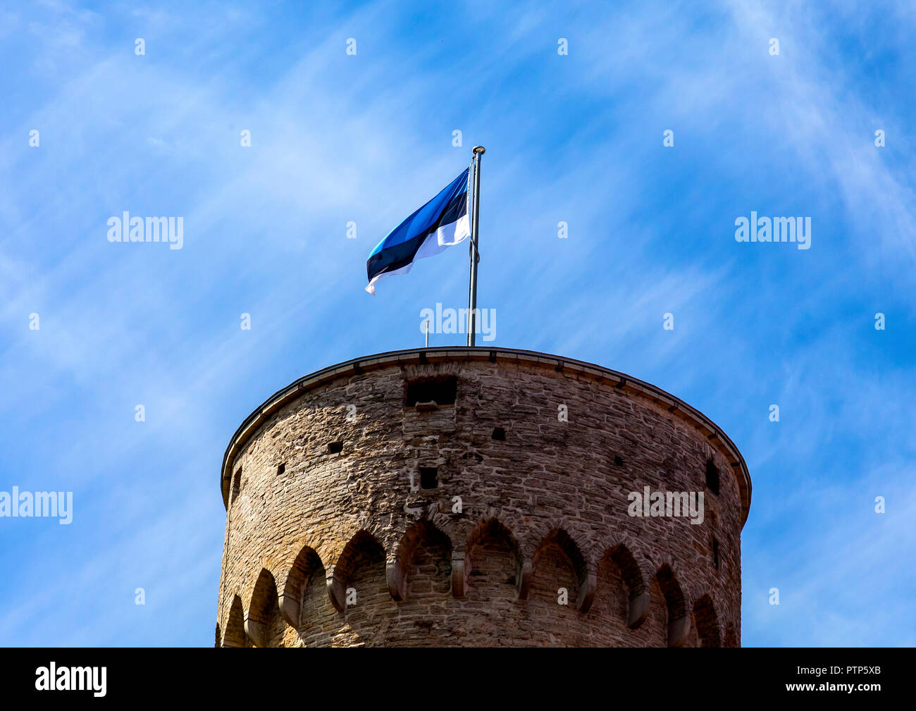 Drapeau du haut de la tour Pikk Hermann au château de Toompea à Tallin ...
