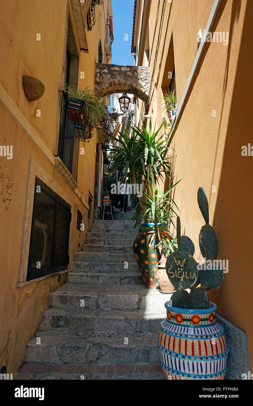 Escalier à une ruelle étroite, vieille ville de Taormina, Sicile ...