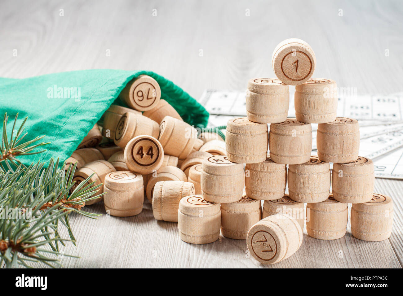 Jeu de loto. Loto en bois empilé de barils avec sac, jeux et cartes ...