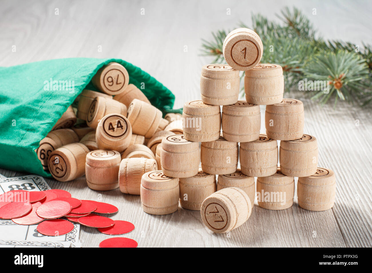 Jeu de loto. Loto en bois empilé de barils avec sac, cartes et jetons ...