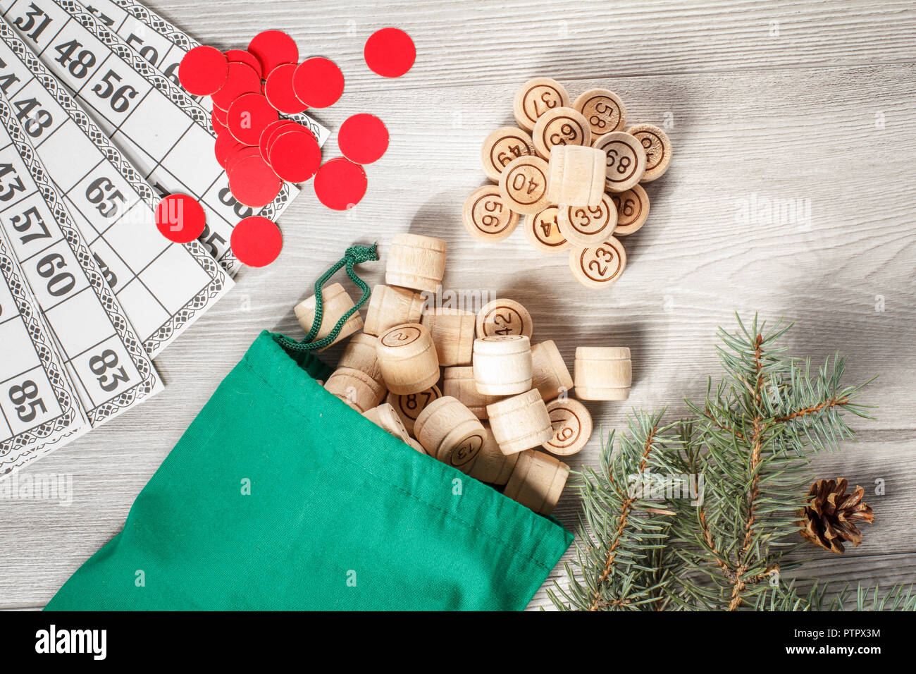 Jeu de loto. Lotto en barils avec sac de jeux et cartes pour un jeu de ...