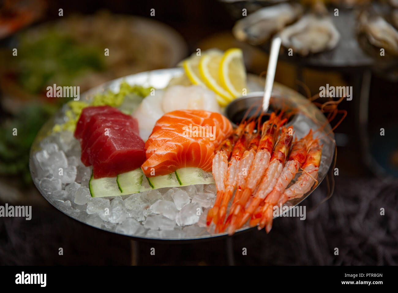Tranches de sashimi mixte de poissons sur la glace en noir bol. Sashimi ...