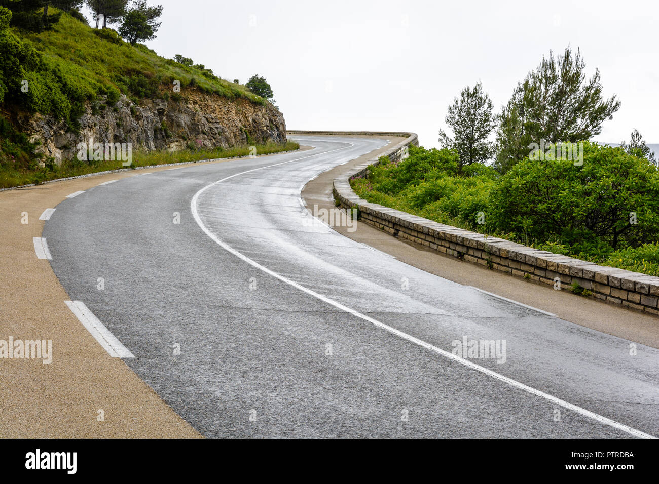 Road parapet asphalt white line Banque de photographies et d’images à ...