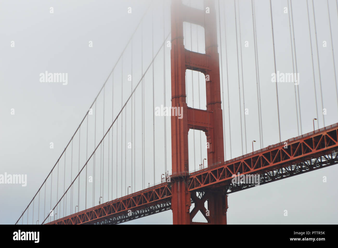 Golden gate bridge fog Banque de photographies et d’images à haute ...