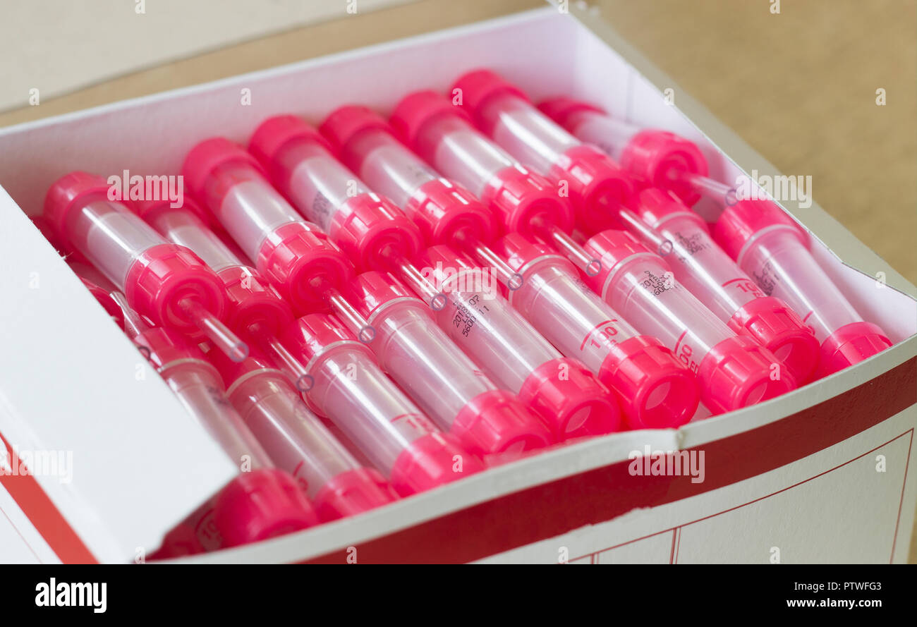 Le sang rouge des lancettes, instrument de laboratoire médical pour la ...