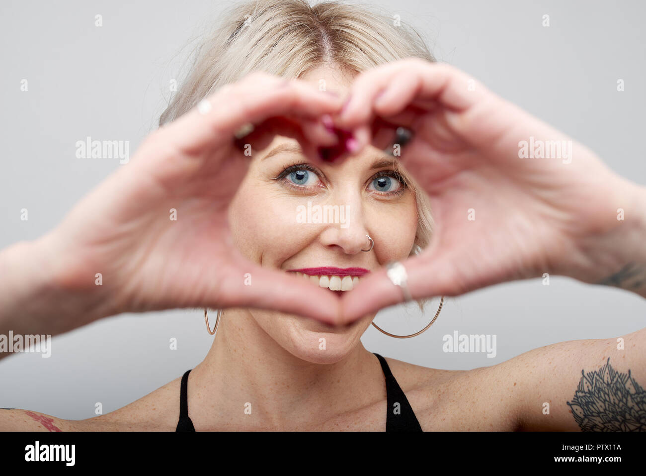 Les doigts font un coeur Banque de photographies et d’images à haute ...
