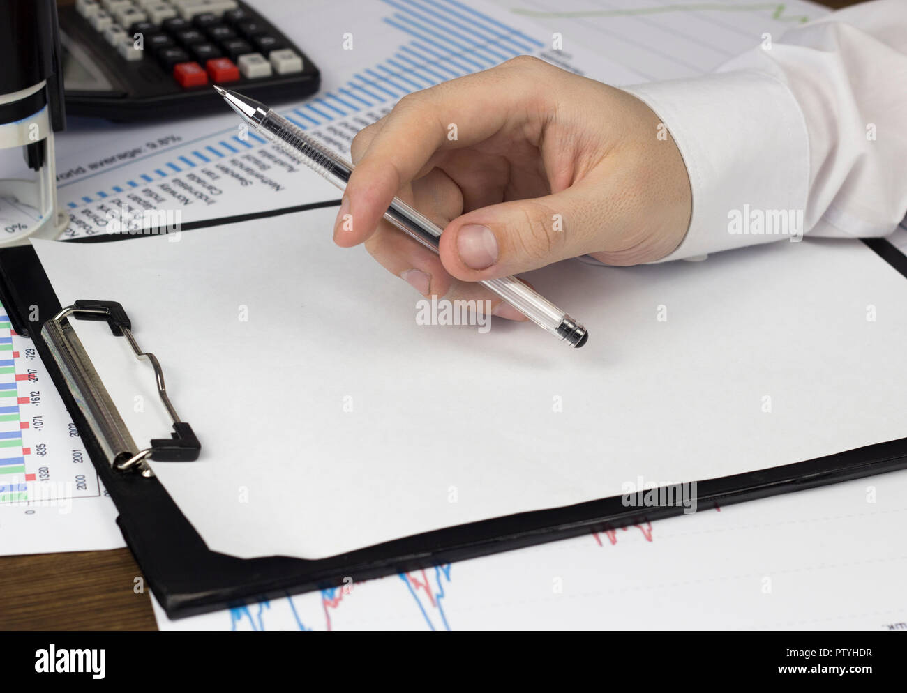 Tenant un stylo sur un tableau blanc Banque de photographies et d ...