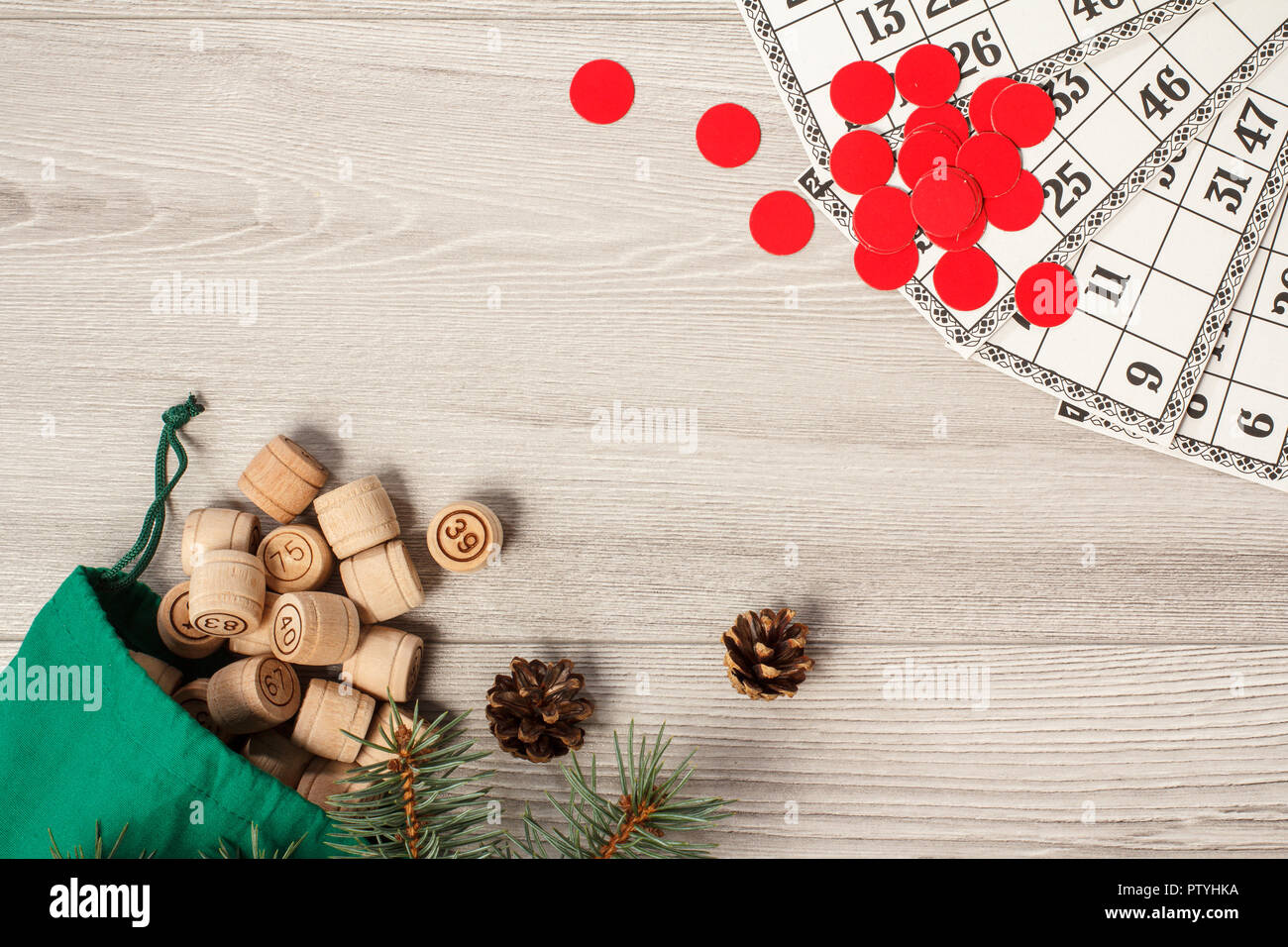 Jeu de loto. Lotto barils en bois avec sac vert, cartes et jetons ...