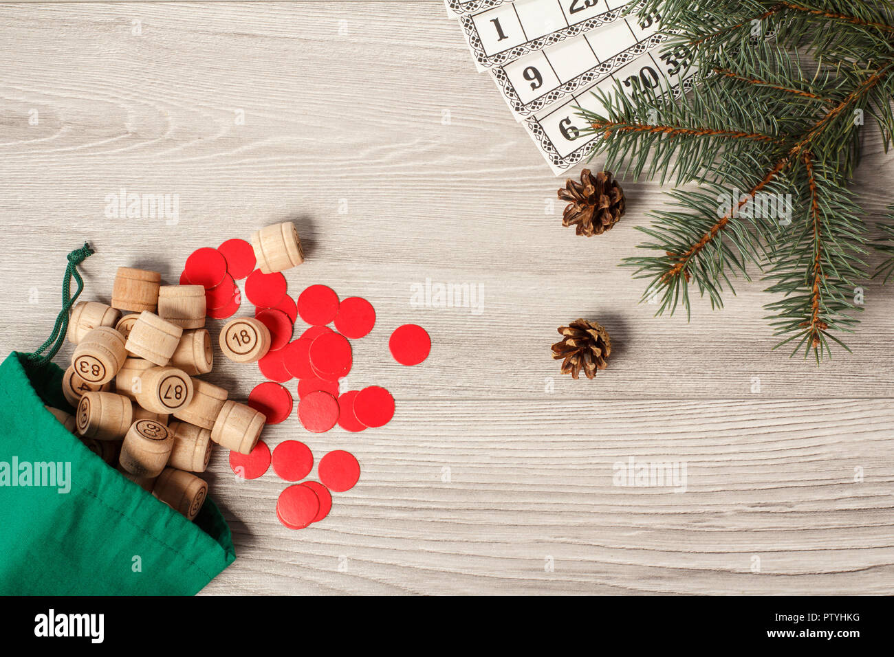 Jeu de loto. Lotto barils en bois avec sac vert, cartes et jetons ...
