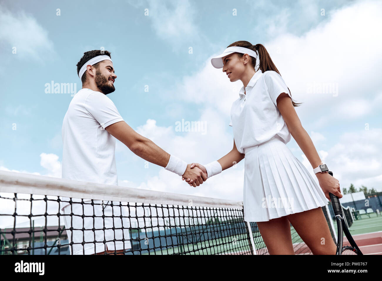 Se serrer la main après un bon jeu. L'homme et la femme en serrant la ...